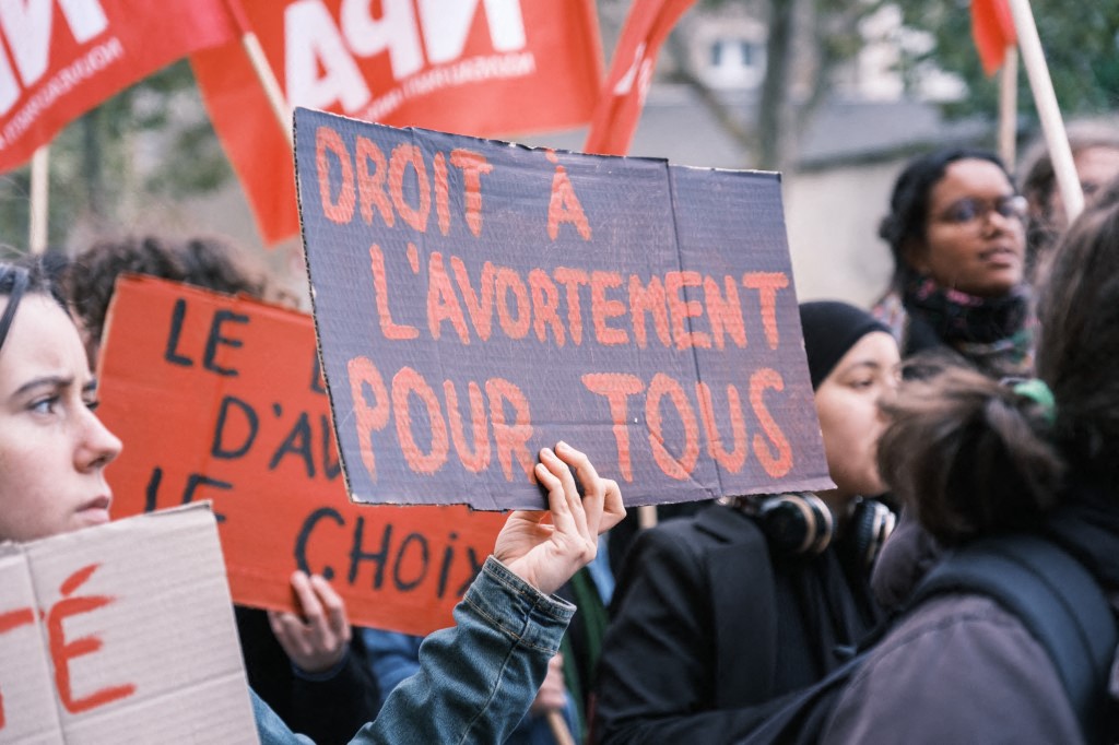 Les 50 ans de la loi Veil en 15 titres - Livres Hebdo